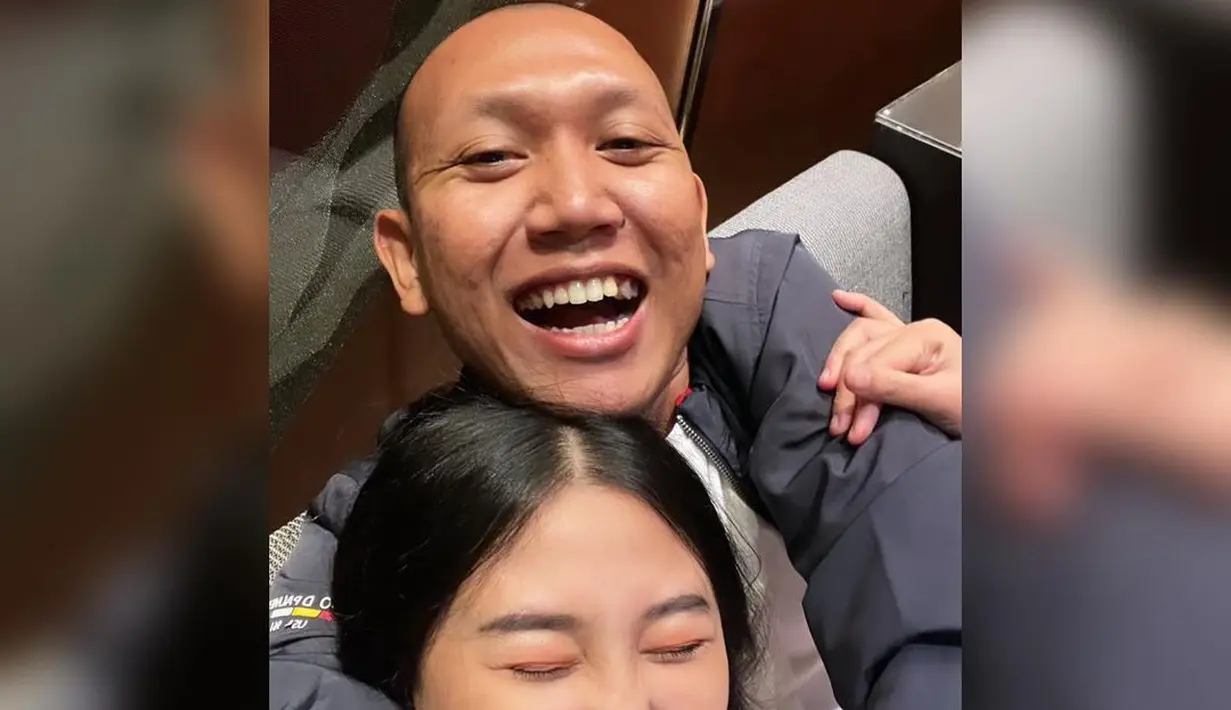 Komika Oki Rengga Berpose Bersama Istri, Penuh Cinta dan Selalu Mesra ...