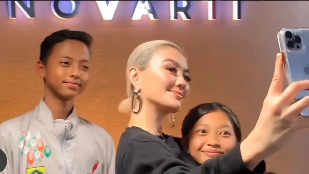 7 Momen Bahagia Agnez Mo Bertemu Devina dan Kesya Murid SMPN 1 Ciawi ...