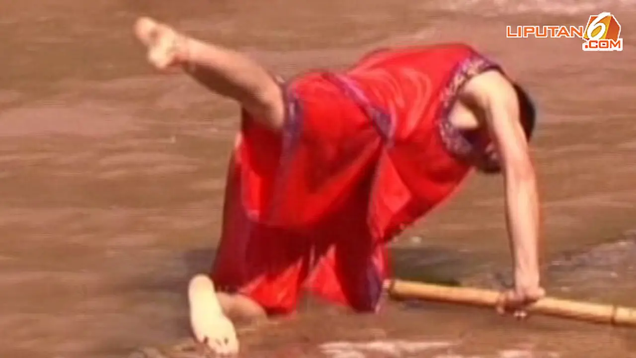 [VIDEO] Atraksi Unik, Seberangi Sungai dengan Sebilah Bambu - Global ...