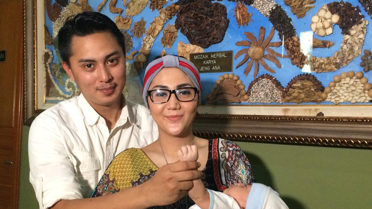 Aida Saskia Nikmati Urus Anak Pertama - ShowBiz Liputan6.com