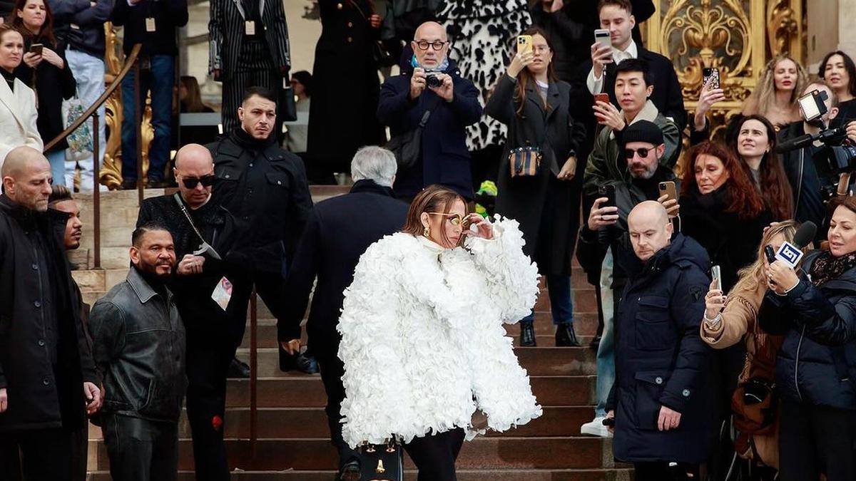 Gaya Slay Jennifer Lopez yang Sukses Gebrak Paris Fashion Week 2024 ...