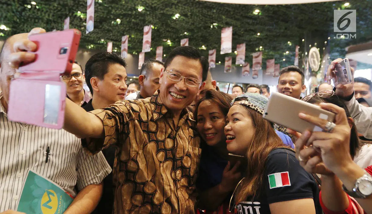 PHOTO: Pengunjung Berebut Swafoto dengan Bos Lippo Group - Foto ...
