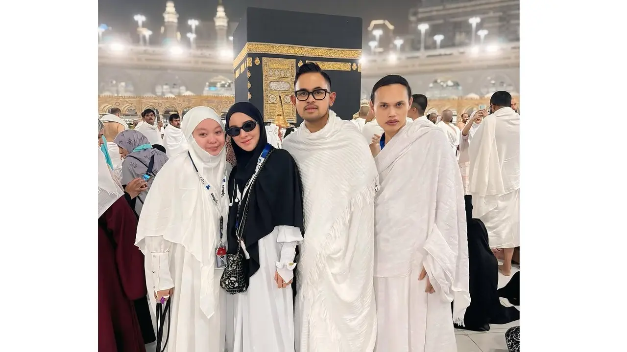 7 Potret Penampilan Wanda Hara Saat Umrah, Banjir Pujian Warganet - Hot ...