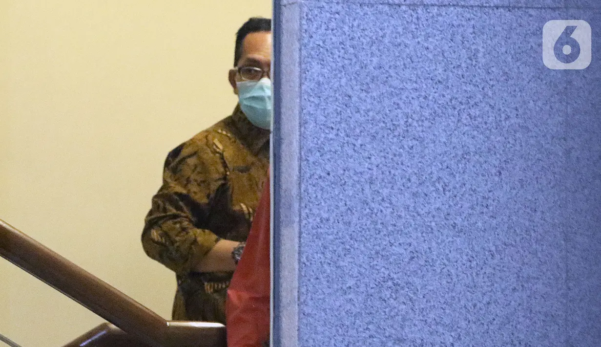 FOTO: Terjaring OTT, Hakim Itong Isnaeni Hidayat Dibawa ke Gedung KPK ...