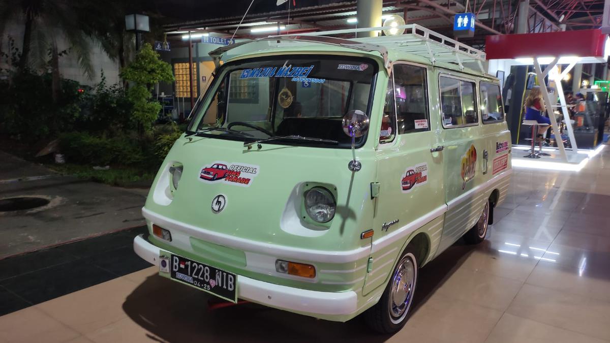Mazda Bongo F1000 Deluxe 1972, Mobil Retro Antik Hiasi IIMS 2023 ...