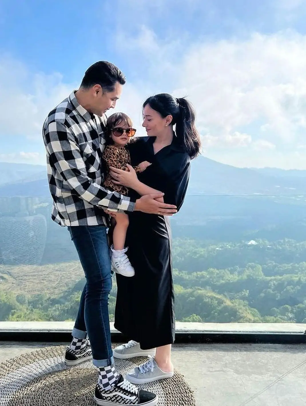 8 Potret Gaya Asmirandah yang Kerap Tampil Cantik dengan Dress saat ...