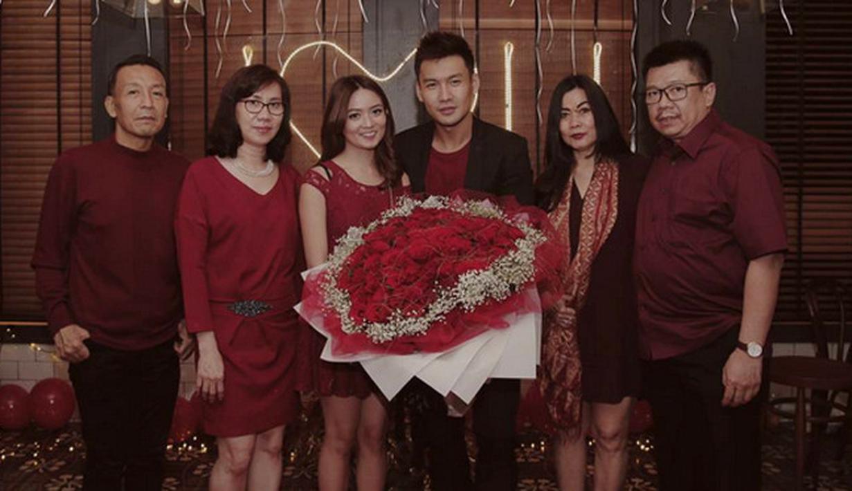 Enam Bulan Pacaran, Fandy Chow Lamar Stella di Hari Natal - Photo ...