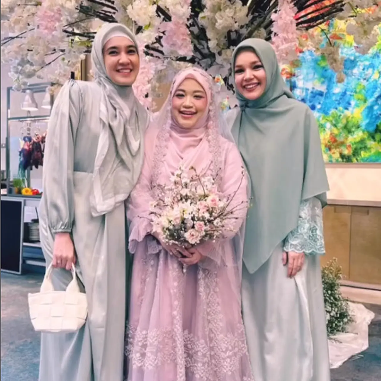 12 Tahun Nikah Belum Punya Anak, Ini 6 Potret Terbaru Dewi Sandra Makin Religius - Hot Liputan6.com