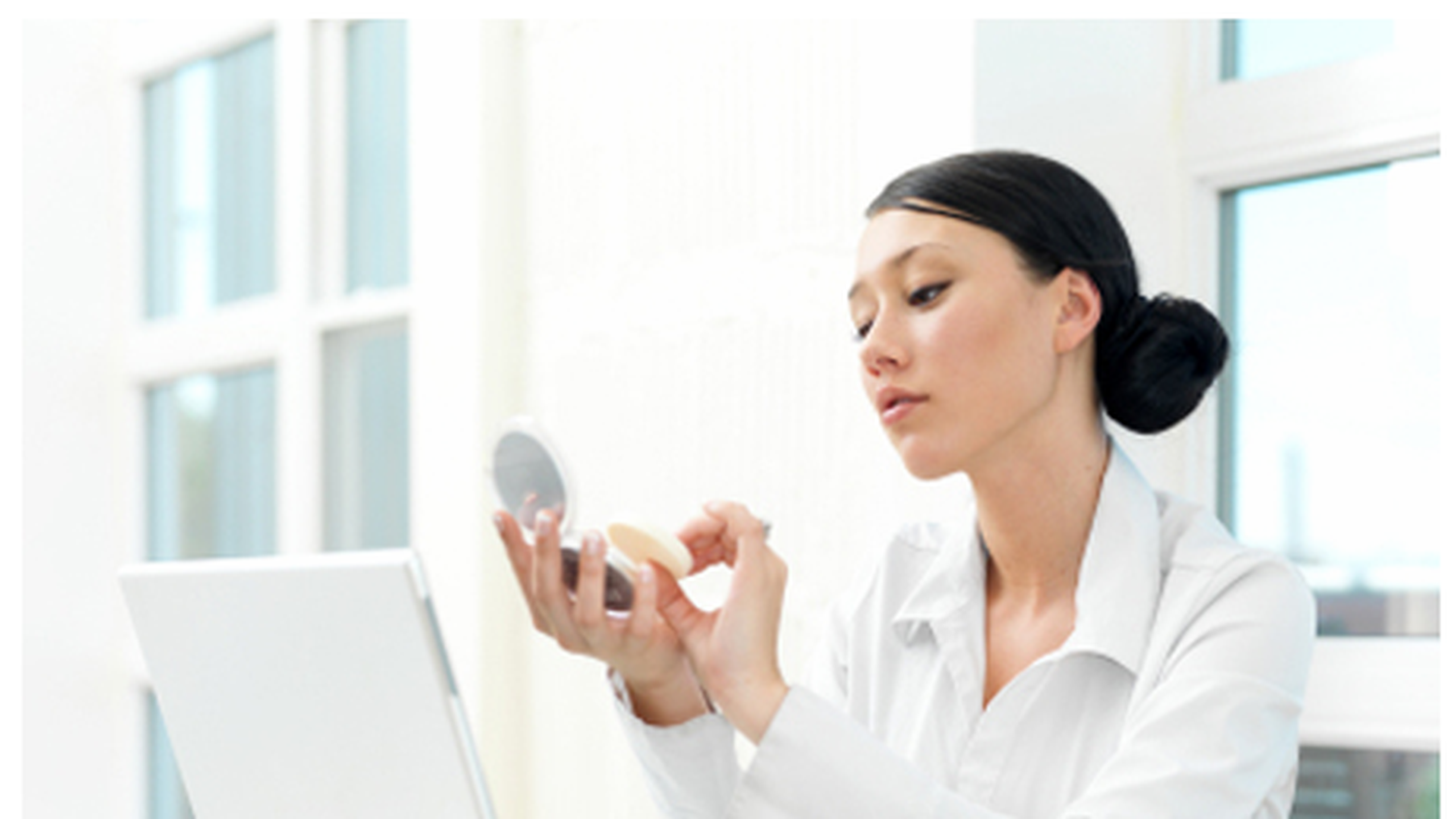 Tips dan Trik Makeup Kilat Sebelum ke Kantor