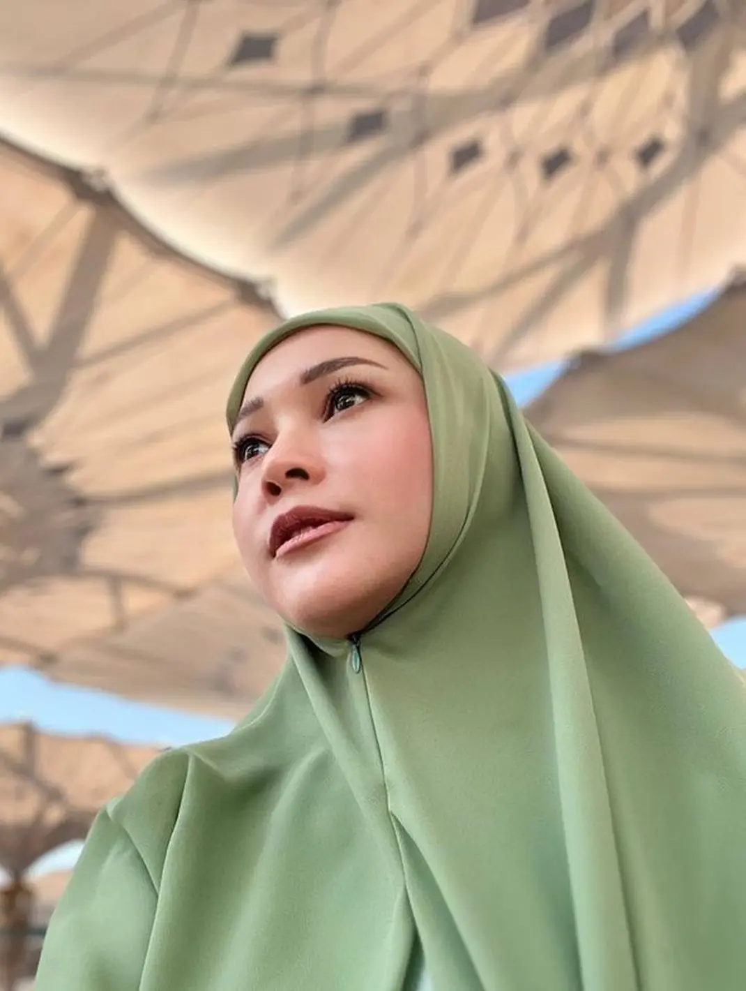 Terlihat Awet Muda di Usia 47 Tahun, Ini 6 Potret Maia Estianty Kenakan Hijab Saat Umrah - Photo ...