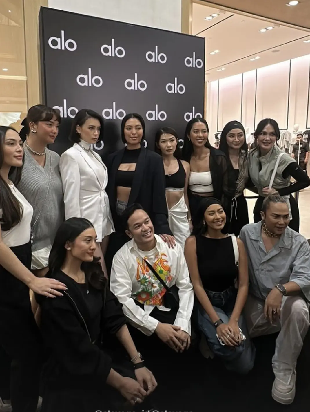 Bertabur Seleb dan Influencer, Intip Keseruan Pembukaan Alo Yoga di ...