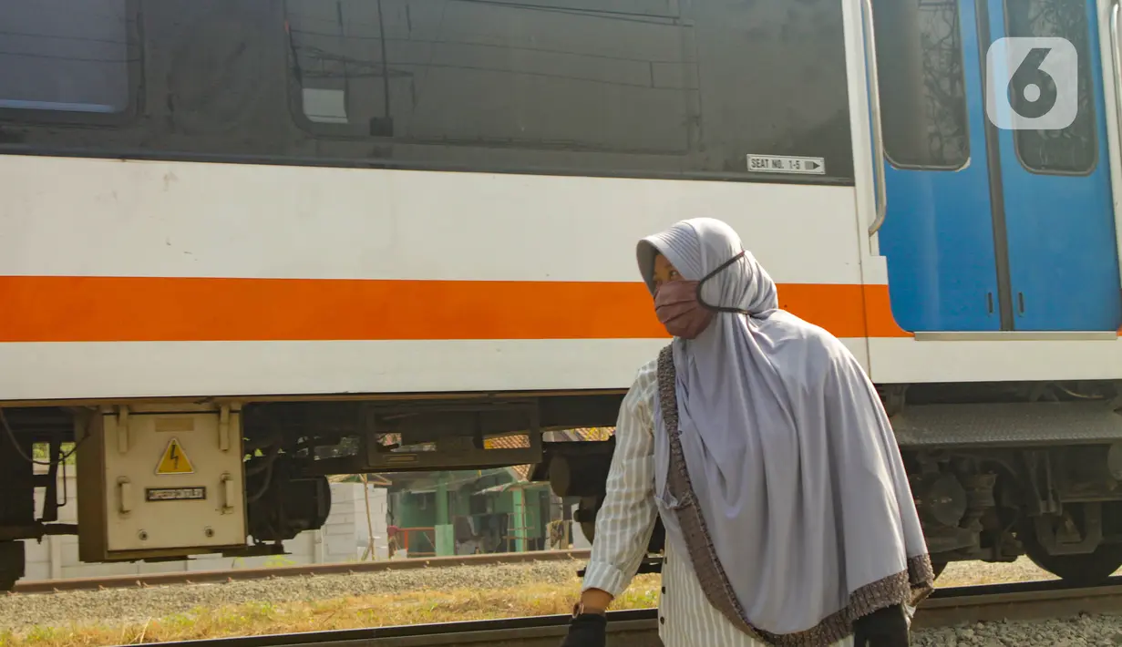 FOTO: Bu Neng, Wanita Penjaga Lintasan Kereta Tanpa Pintu di Batuceper ...