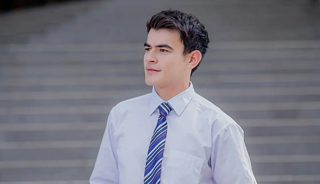 Potret Sam Taylor dengan Setelan Busana Formal Ini Makin Kece - Foto Liputan6.com