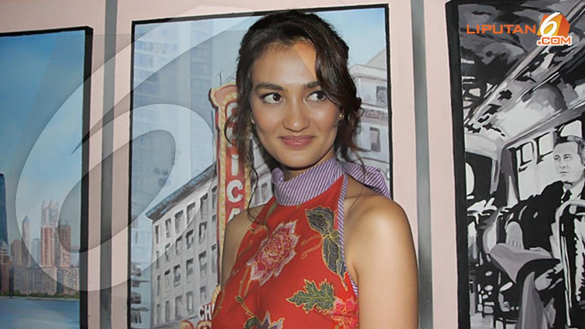 Adegan Buka Baju di Java Heat, Ini Kata Atiqah Hasiholan - ShowBiz ...