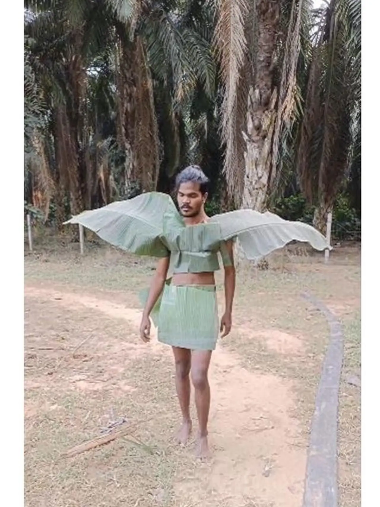 6 Outfit Absurd Pakai Daun Pisang Ini Kelewat Kreatif, Kocak Maksimal ...
