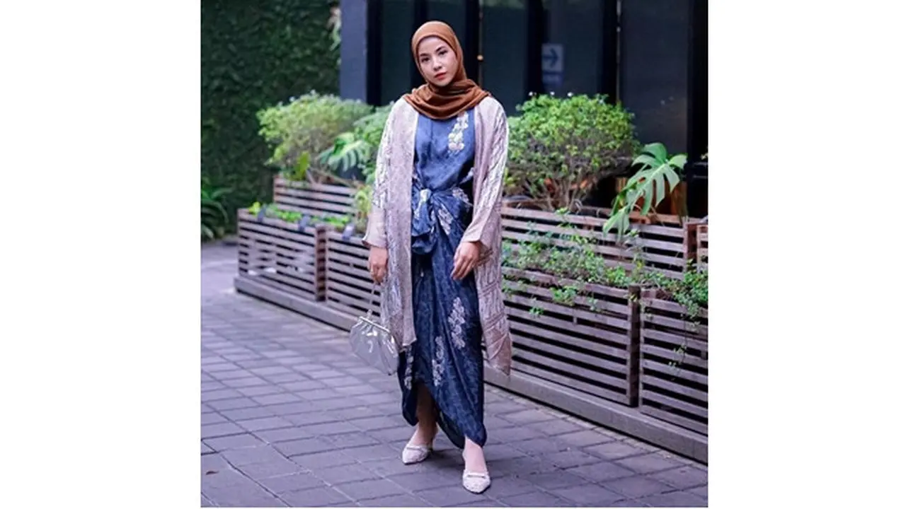 6 Potret Transformasi Gaya Hijab Natasha Rizky, dari Jilbab Simpel ...