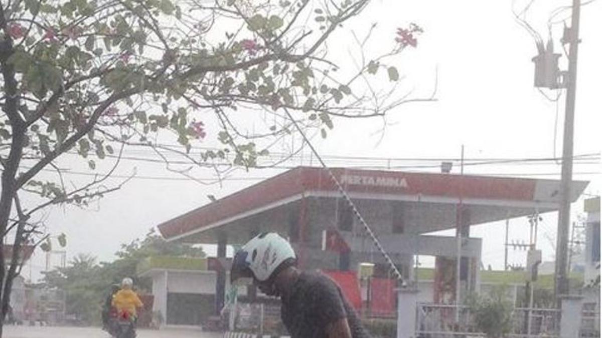 Jualan Tisu Sambil Hujan-hujanan, Cerita Bocah Ini Bikin Sedih - Lifestyle Fimela.com