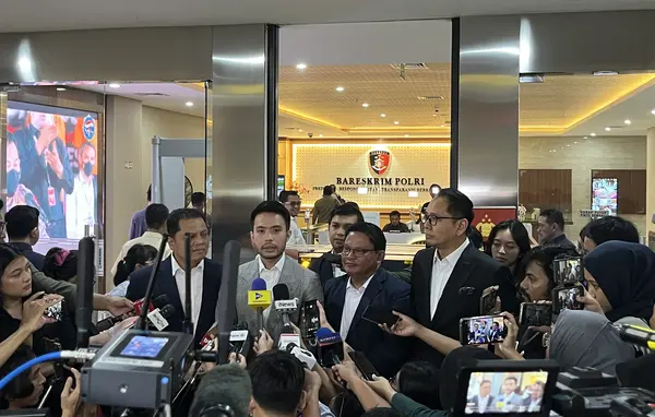 Perjalanan Cinta Luna Maya yang Hebohkan Publik: Dari Ariel NOAH, Reino Barack hingga Maxime ...