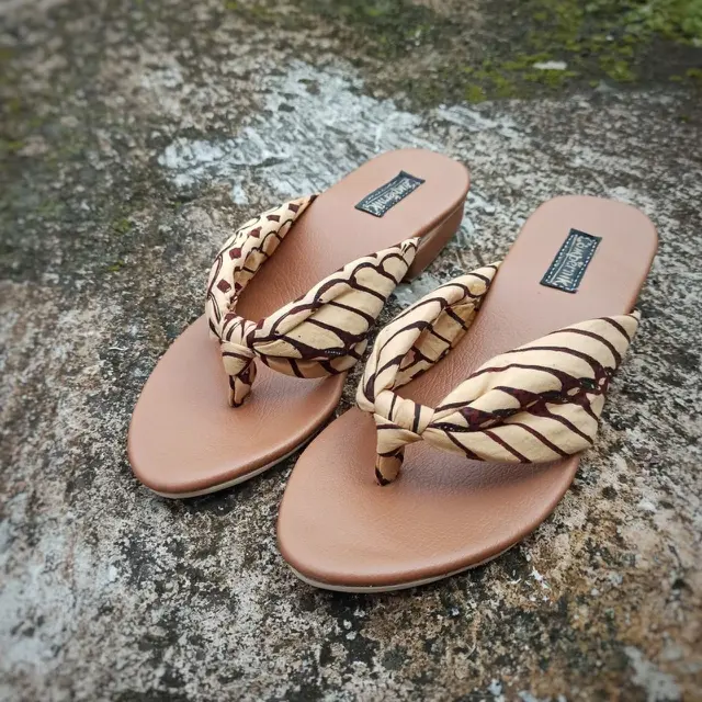 Kelom Geulis Khas Tasikmalaya, Sandal Kayu Sarat Akulturasi Budaya ...