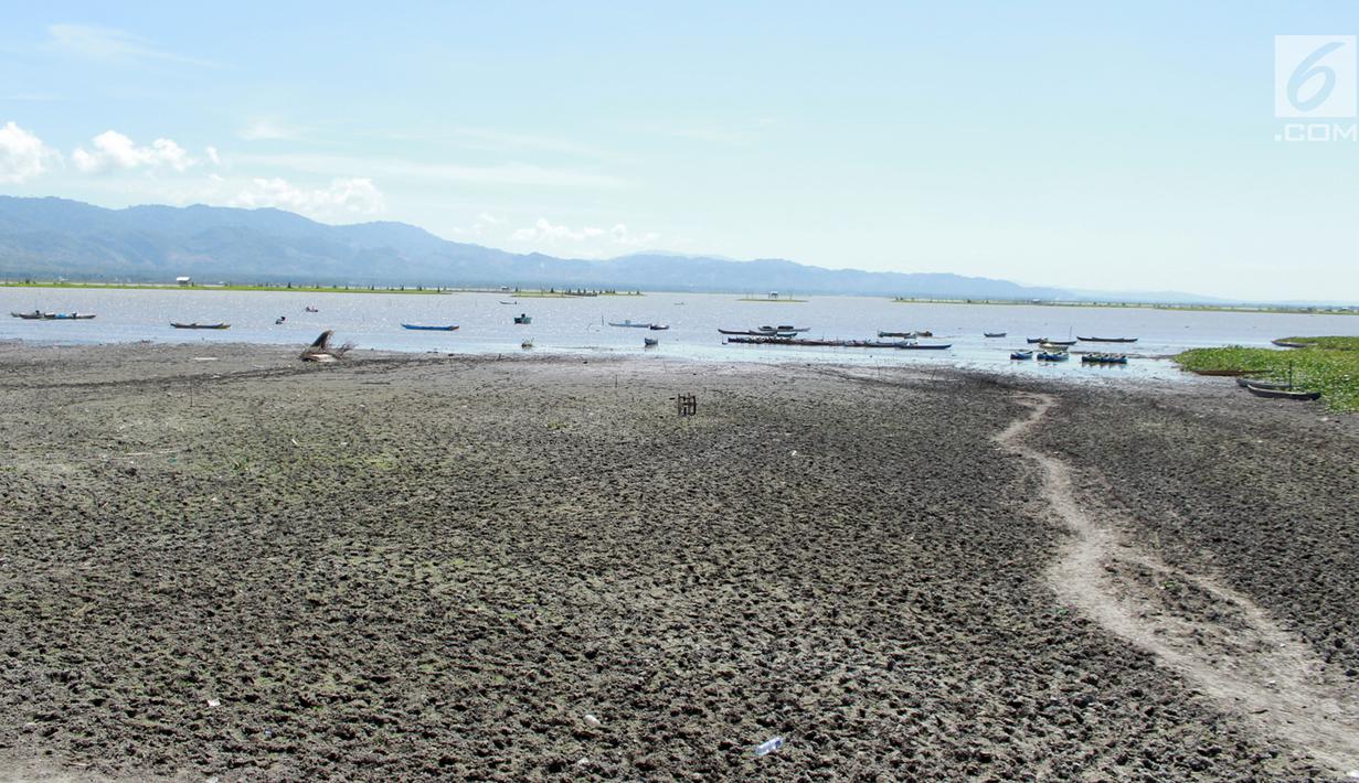 FOTO: Danau Limboto Mengering, Nelayan Gorontalo Terpaksa Parkir Perahu ...