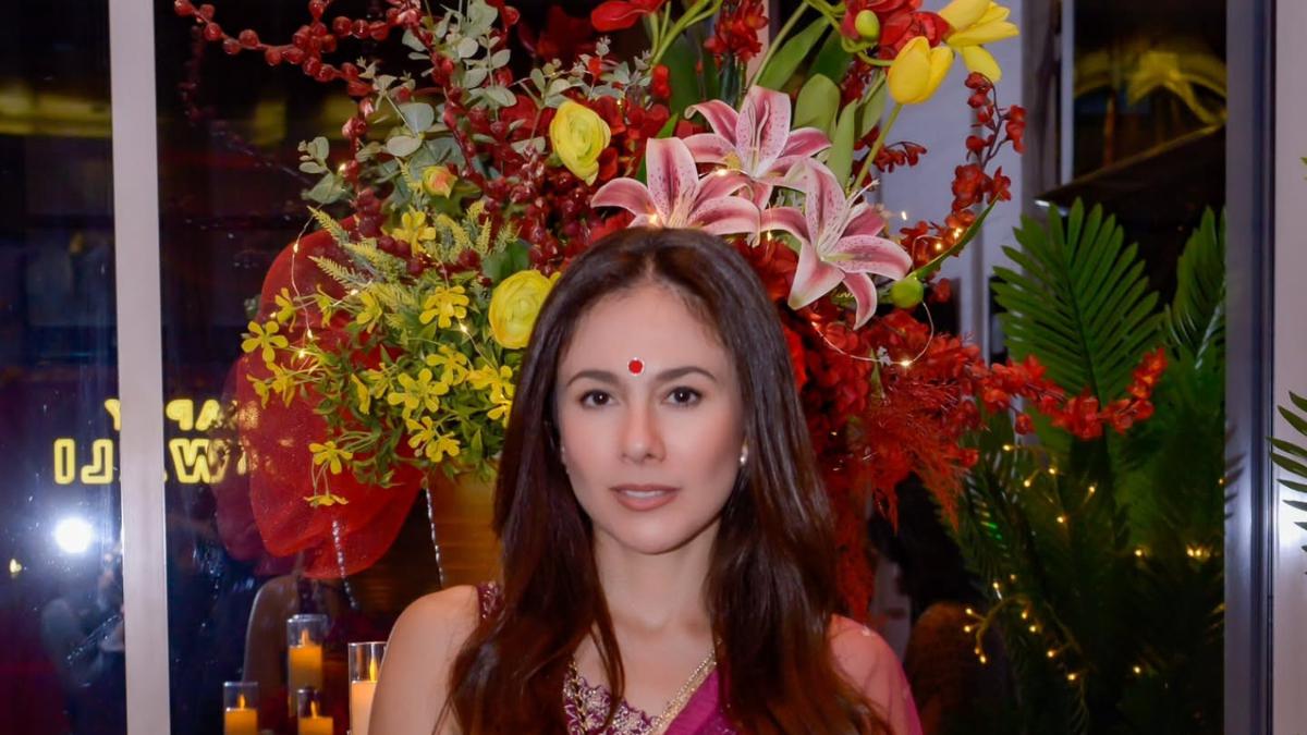 Wulan Guritno Tampil Anggun dalam Balutan Sari India dan Tas Chanel ...