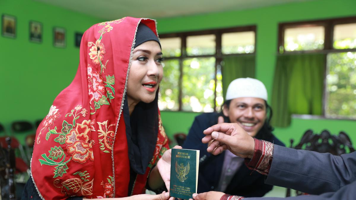 Nikah Sederhana, Ria Irawan: Pelaminan Saja Nggak Ada - Photo Fimela.com