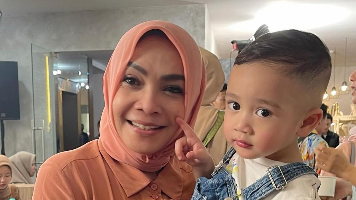 6 Gaya Asyik Rieta Amilia Bersama Rafathar dan Rayyanza, Tampil Kasual ...