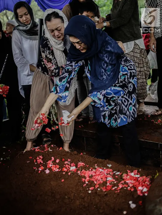 FOTO: BCL hingga Wulan Guritno Hadiri Pemakaman Deddy Sutomo - Foto ...