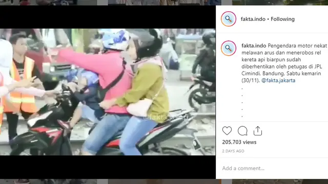 Bahayakan Istri dan Anak, Pemotor Lawan Arus dan Terobos Palang Rel ...