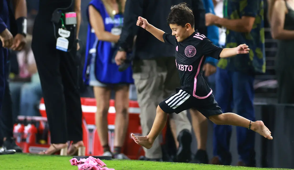 Foto: Tingkah Usil Anak Lionel Messi dan Sergio Busquets, Menciprat Air ...