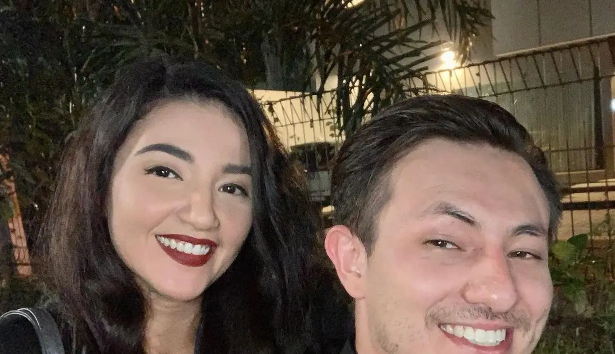 Potret Bahagia Tsania Marwa Pamer Buku Nikah dengan Dylan Carr, Sukses ...