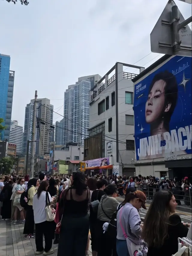 BTS Siap Comeback Setelah RM dan V Lulus Wamil, Gedung HYBE Didekorasi ...