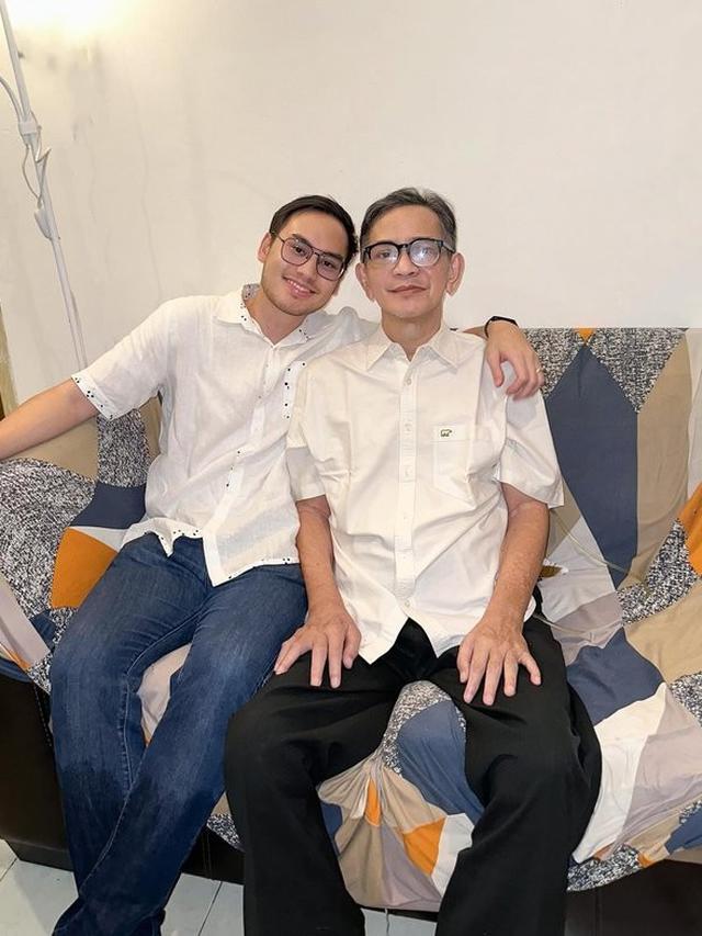 7 Potret Terbaru Ray Sahetapi Usai Stroke, Jalani Lebaran Bareng Keluarga