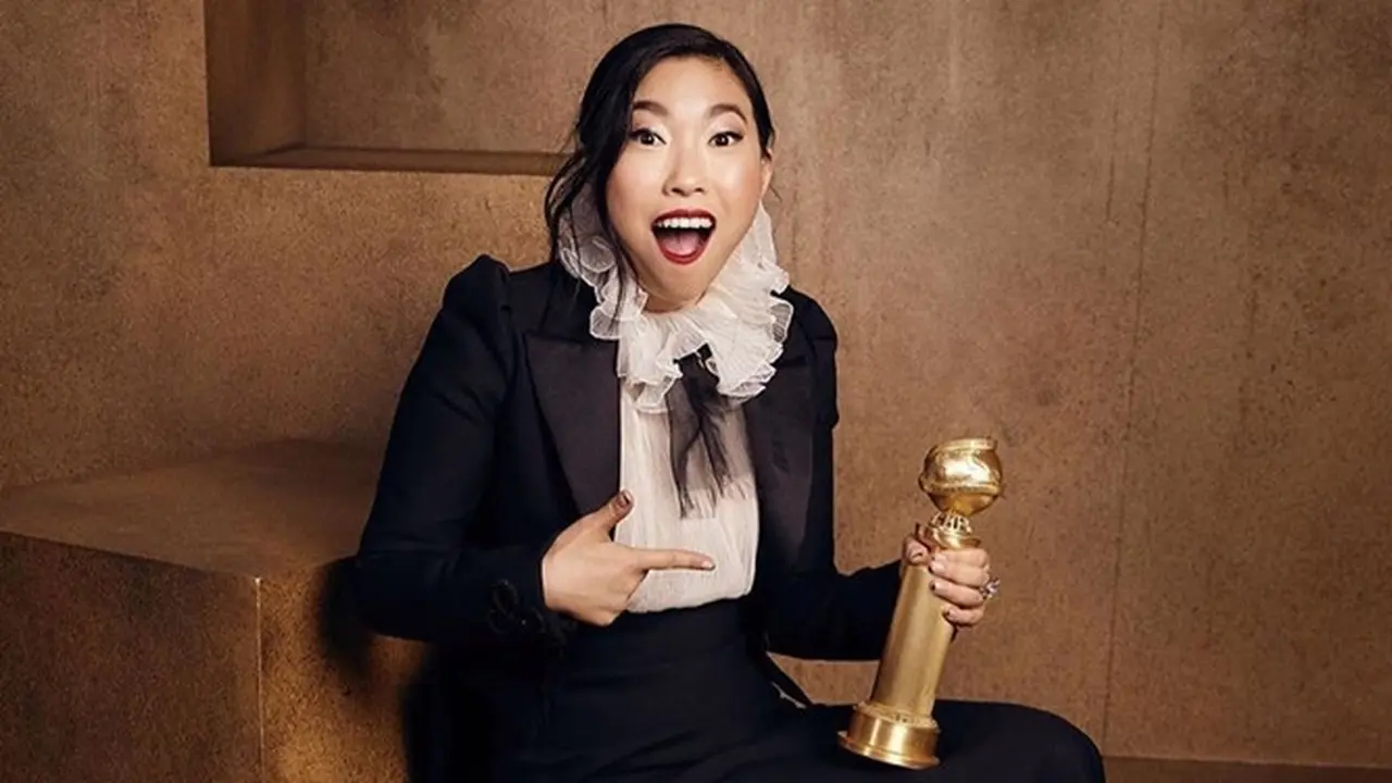 Mengenal Lebih Dekat Awkwafina Pengisi Suara Karakter Zhen di Kungfu ...