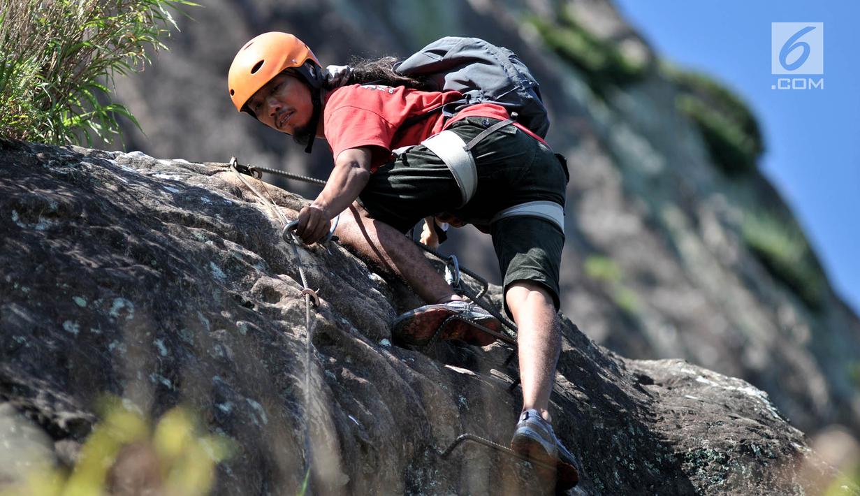 FOTO: Uji Adrenalin Menaklukkan Tebing Gunung Parang - Foto Liputan6.com