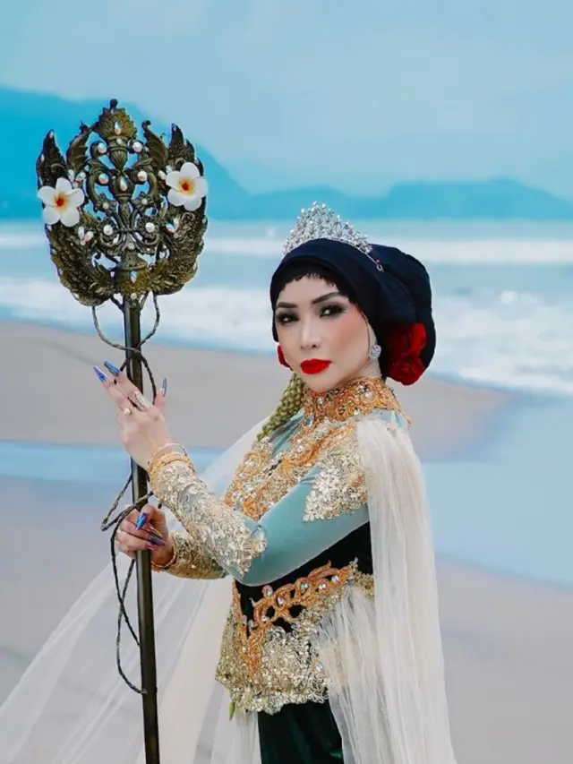 8 Potret Model Kebaya dan Hijab Sanggul Roro Fitria, Unik dan Jadi Ciri ...