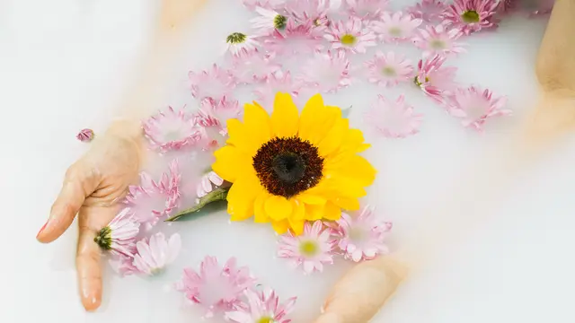 7 Manfaat Mandi Kembang Tujuh Rupa yang Perlu Diketahui - Ragam Bola.com