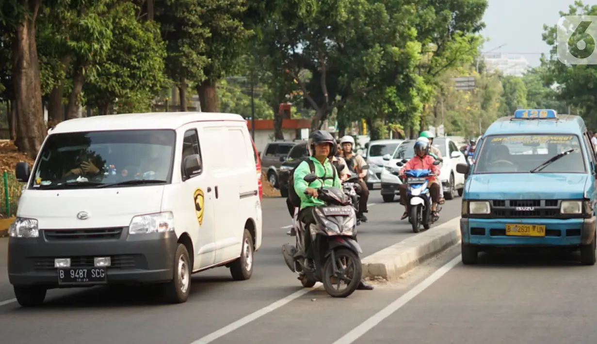 FOTO: Minim Pengawasan, Pemotor Bebas Lawan Arah di Lenteng Agung - Foto Liputan6.com