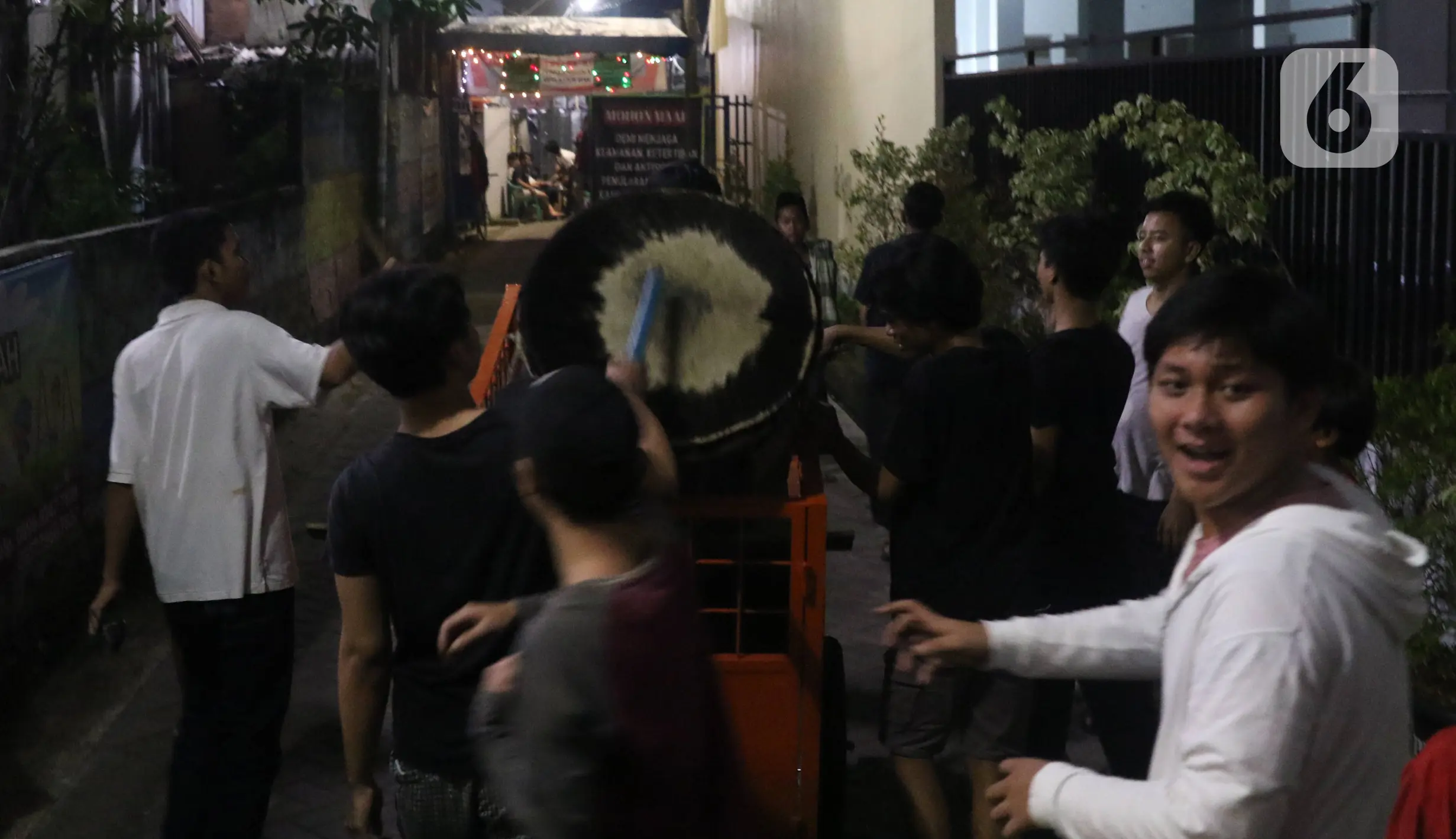 FOTO: Tradisi Membangunkan Sahur dengan Memukul Bedug Keliling Kampung ...