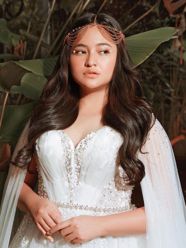 6 Gaya Marshanda Tampil Anggun Bak Bidadari di Pemotretan Terbaru ...