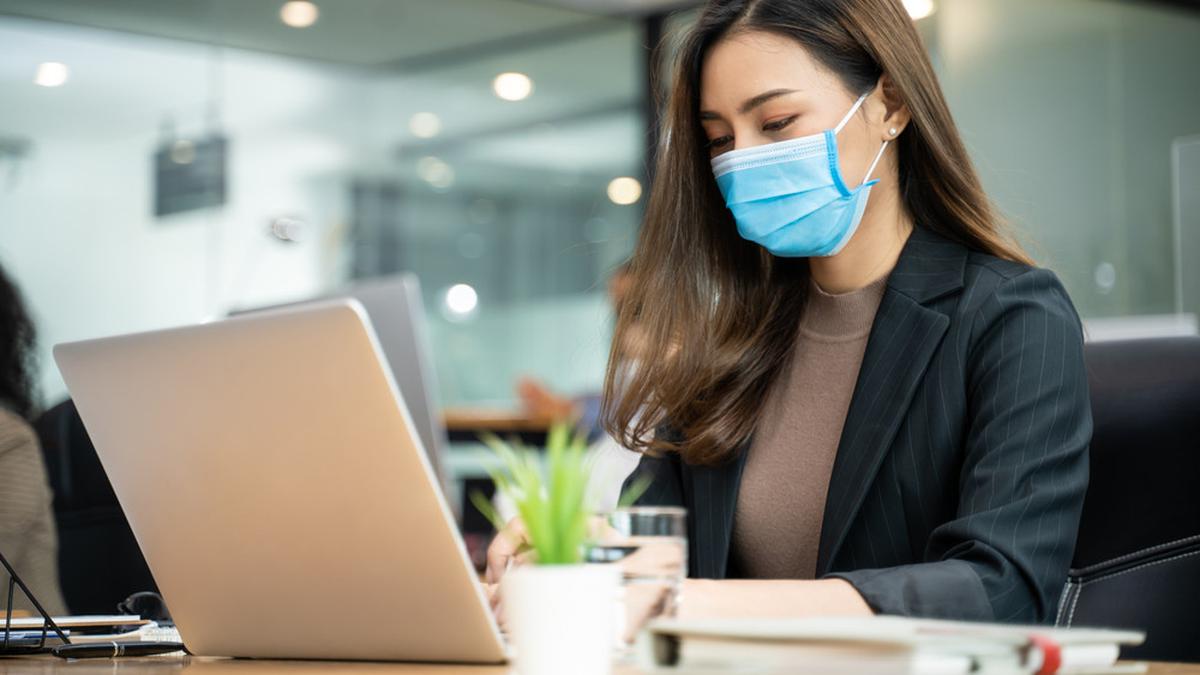 Pakai Masker Seharian Bikin Napas Bau Tak Sedap Mengganggu? Itu Sih ...