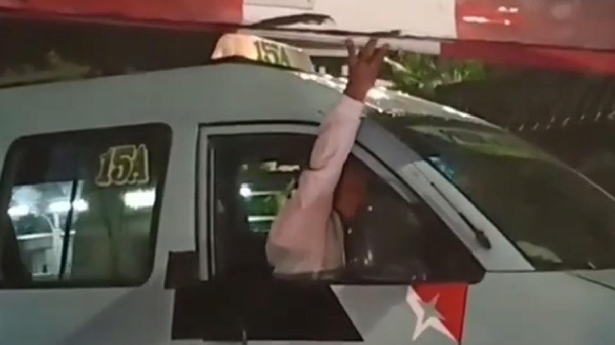 Nekat, Sopir Angkot Angkat Palang dan Terobos Perlintasan Kereta Api - Berita Otosia.com