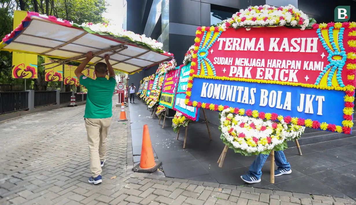 Foto: Karangan Bunga Banjiri Kantor PSSI setelah FIFA Coret Indonesia ...
