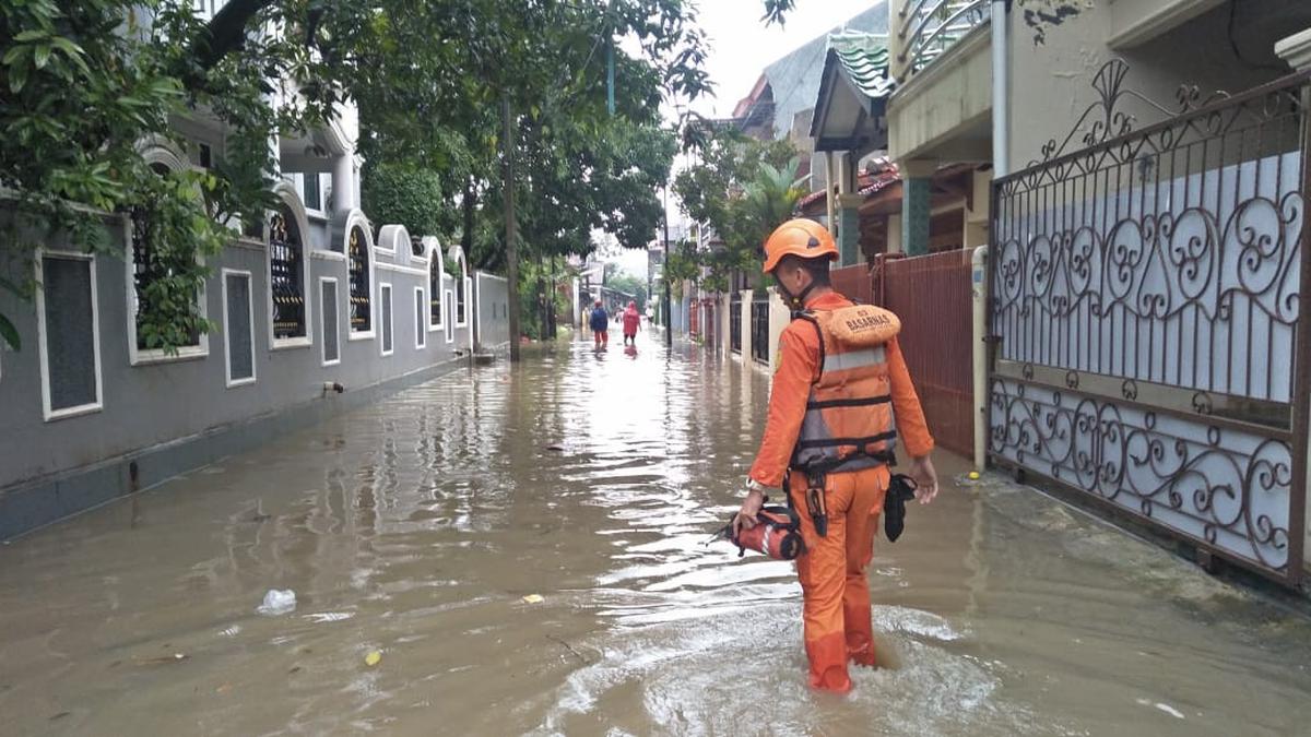 Basarnas Jakarta Evakuasi Warga Terdampak Banjir - News Liputan6.com