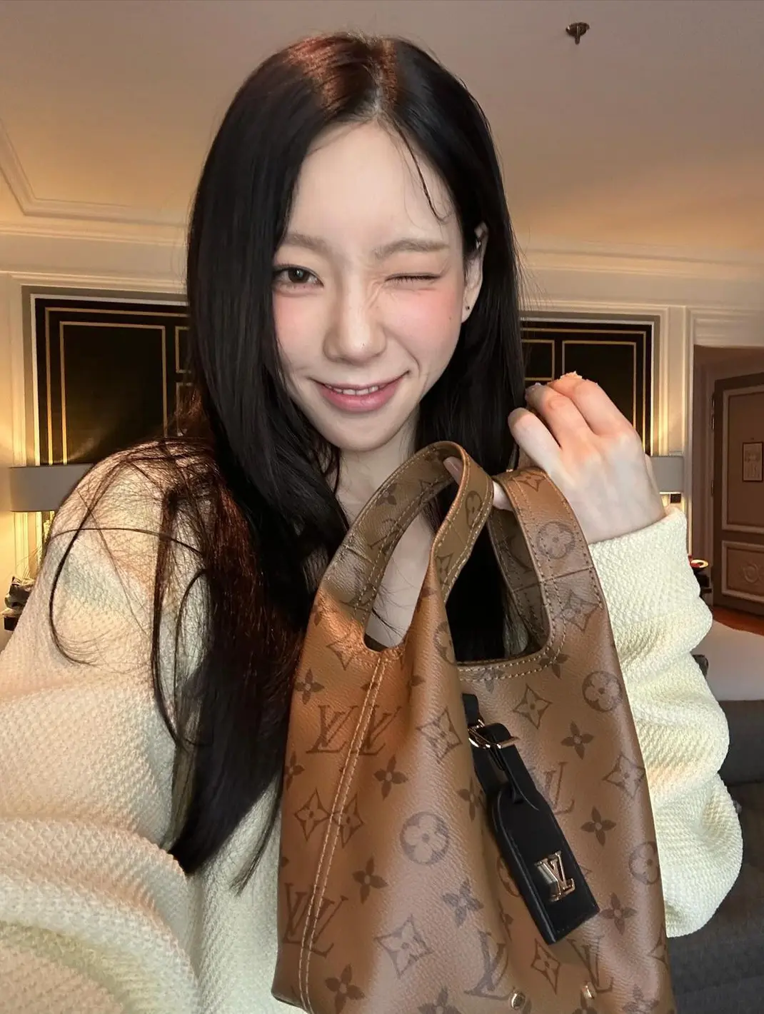 Taeyeon dan Amber Reuni di Paris Fashion Week 2023, Bersinar dengan ...