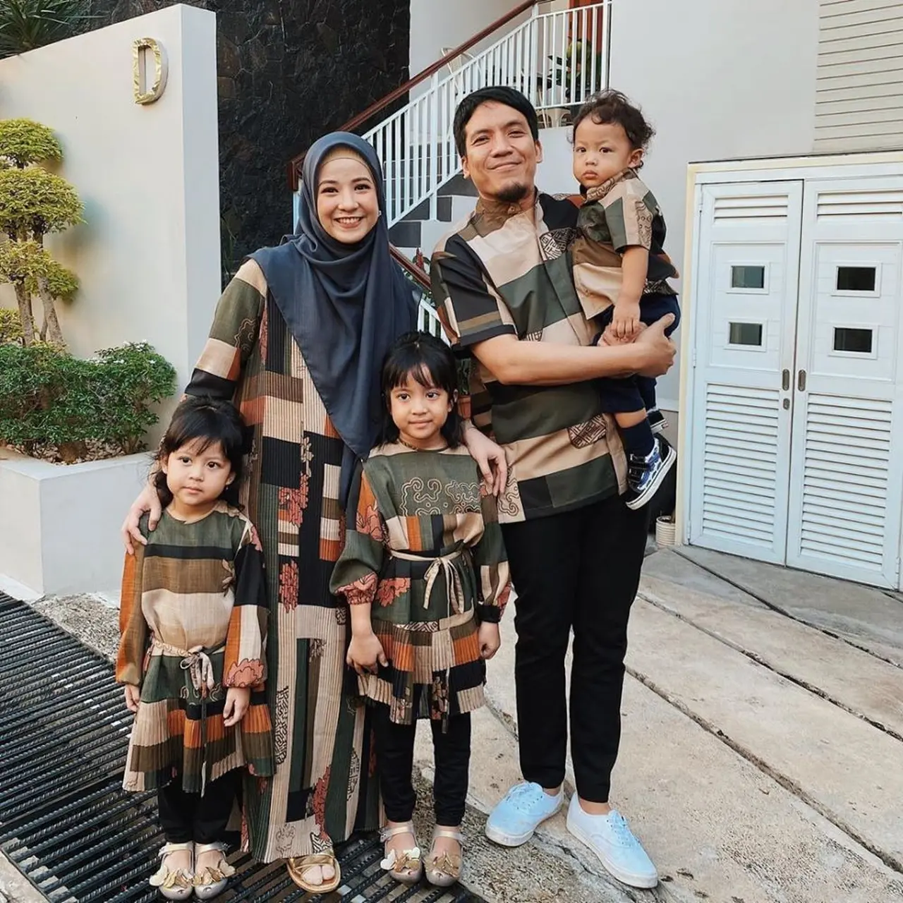 Desta Pakai Baju Hitam dan Menyebut Lebaran Ini Terasa Berbeda, Kode ...