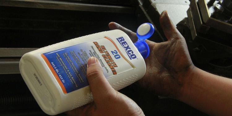 Rexco 20 Singkirkan Kotoran di Tangan Usai Oprek Kendaraan - Berita ...