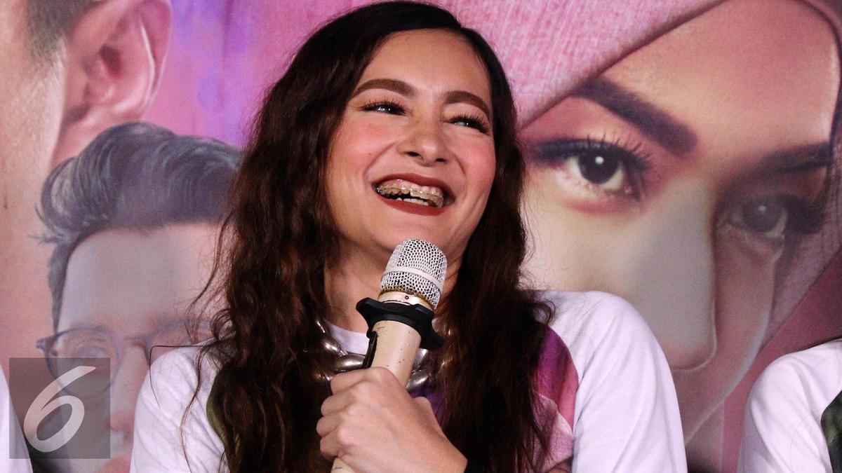Lewat Kartu Tarot, Dewi Rezer Mengaku Bisa Lihat Masa Depan