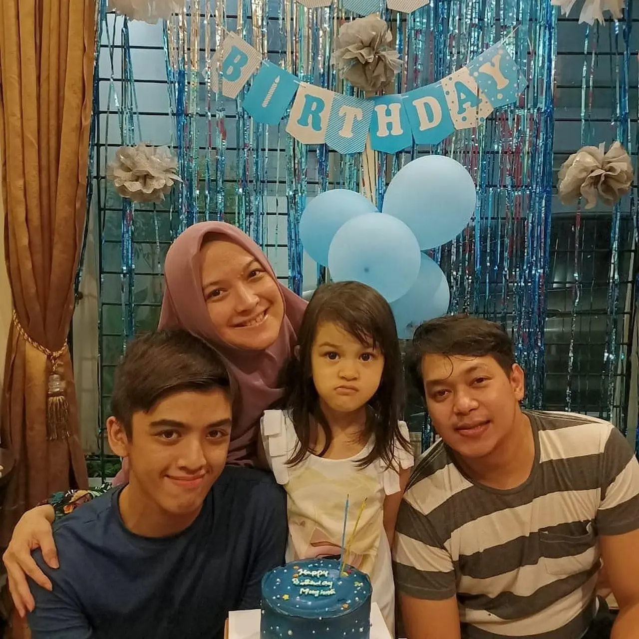 7 Potret Terbaru Presenter Andhara Early Bersama Keluarga yang Jarang ...