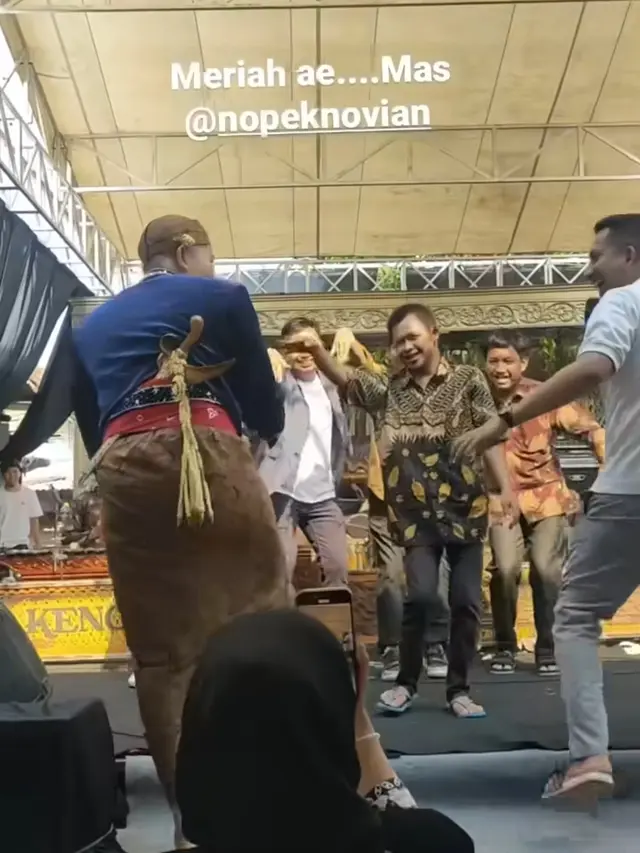 7 Potret Pernikahan Nopek Novian dengan Adat Jawa, Terungkap Sosok ...